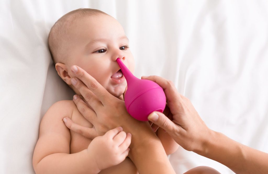 Comment nettoyer efficacement le nez de votre bébé