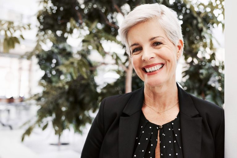 Coiffure après 70 ans : la “trixie cut” est la coupe courte ...