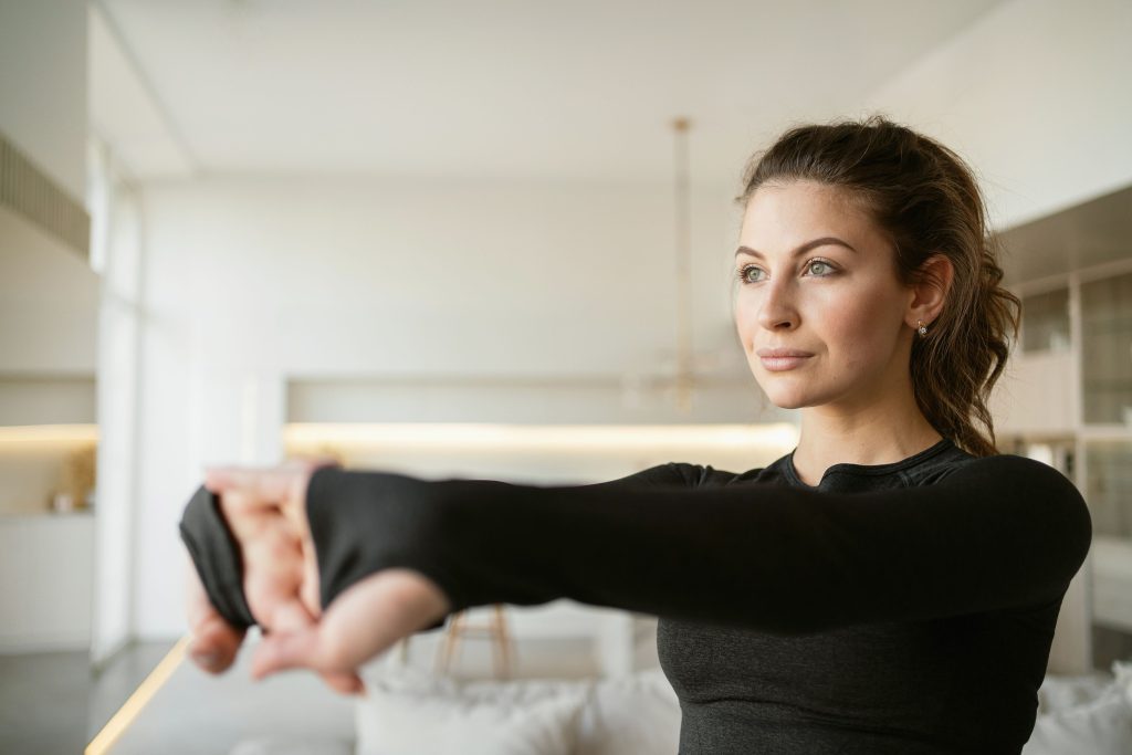 Graisse abdominale : ces 5 exercices à faire sur une chaise sont ...