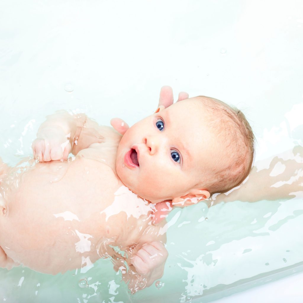 Nos conseils étape par étape pour donner le bain de bébé