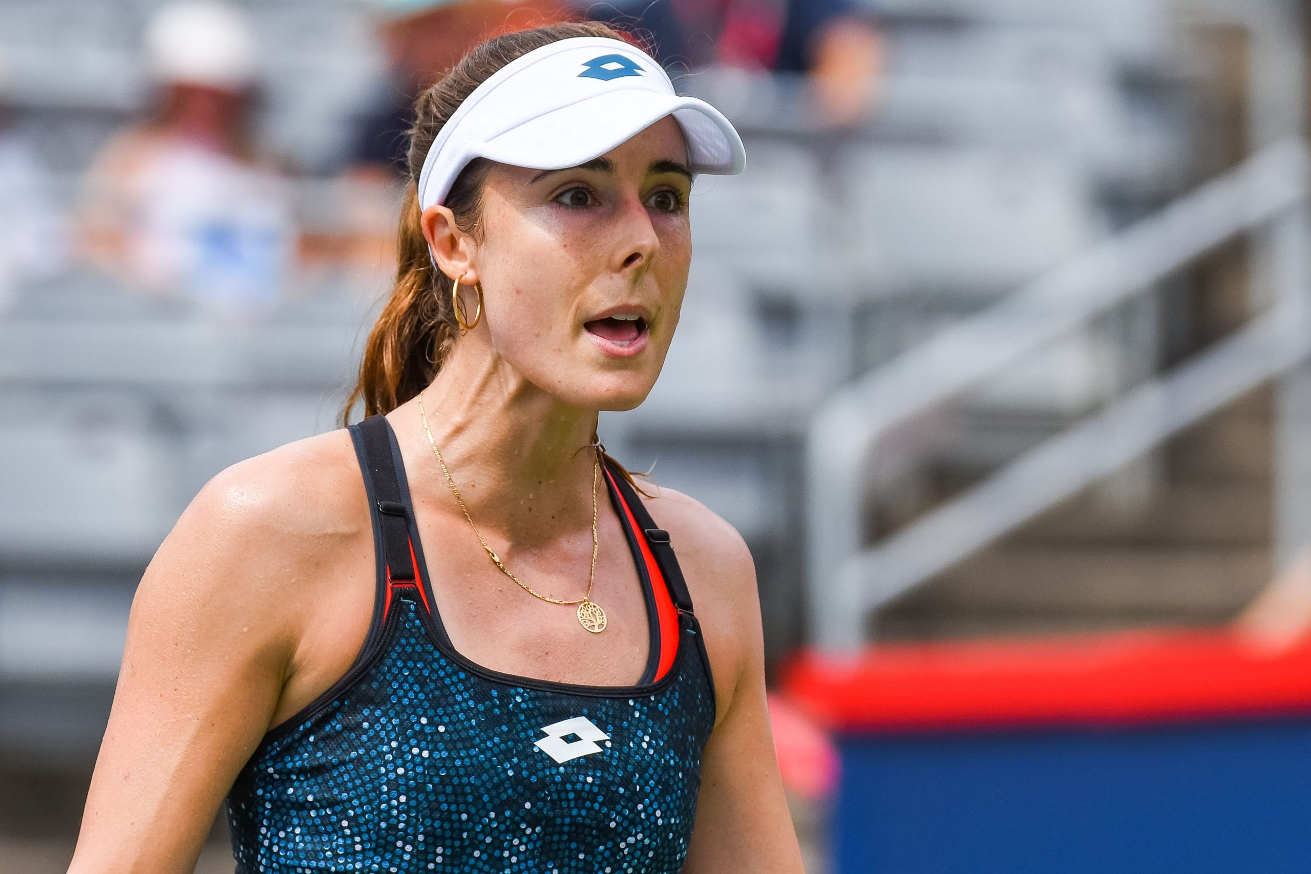 Honteux ! Alizé Cornet, sanctionnée en plein match pour avoir retiré ...