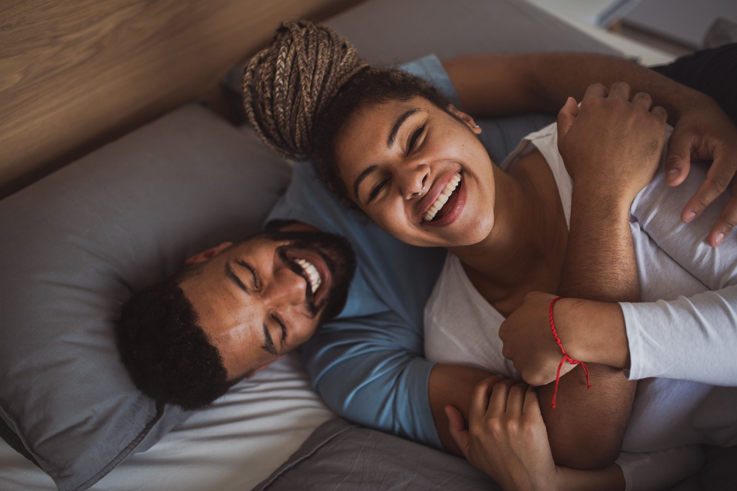 Couple : qu'est-ce que le Bae-realing, la nouvelle tendance qui va ...