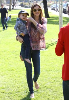 Miranda Kerr : Topless pour le Vogue Coréen (Photos)