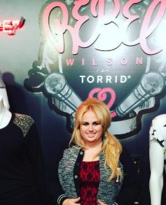 Rebel Wilson fière au lancement de sa collection plus size (Photos)
