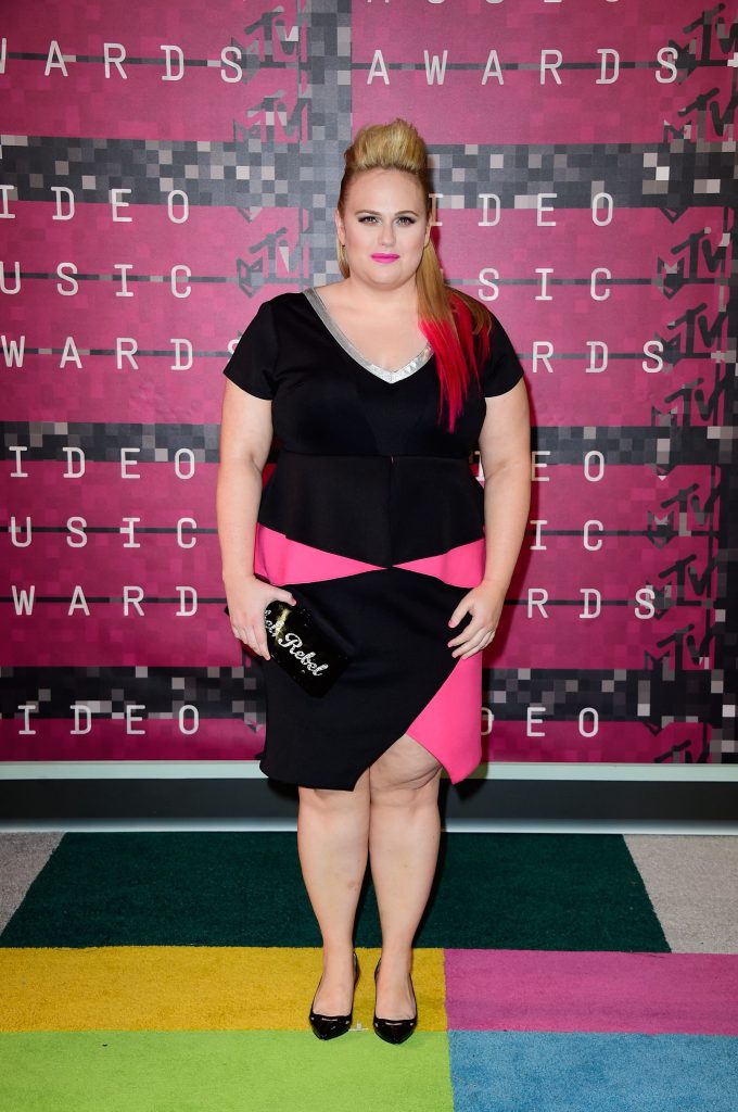 Rebel Wilson fière au lancement de sa collection plus size (Photos)