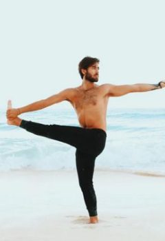 Patrick Beach, le professeur de yoga qui affole Instagram