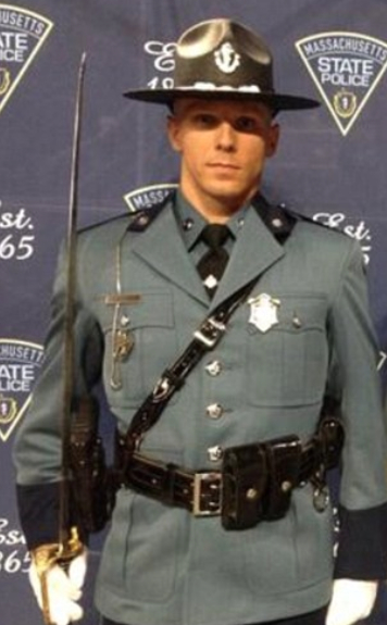 Ce policier aurait pu arrêter cette SDF, il préfère lui offrir un pique ...