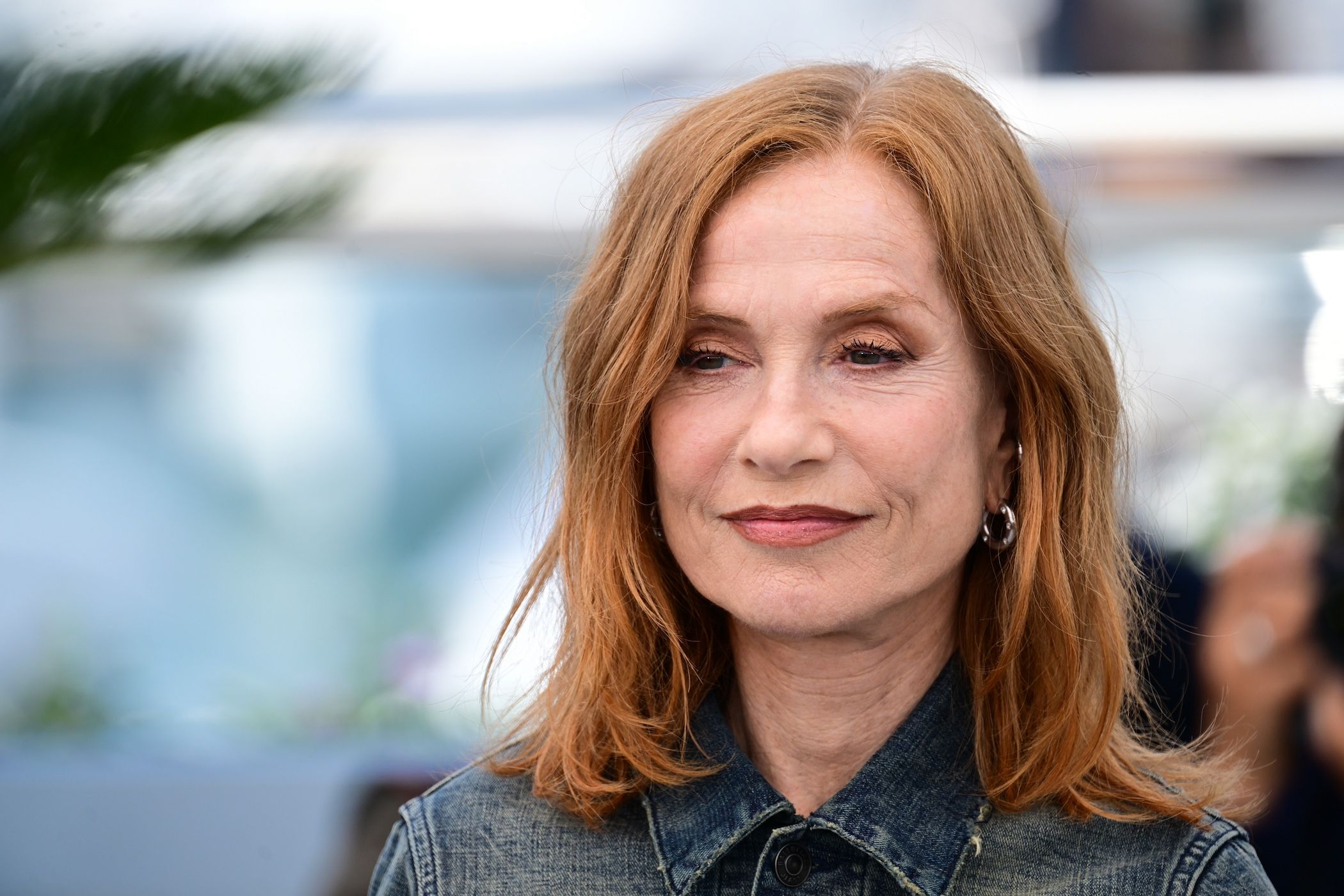 Cannes 2025 : Isabelle Huppert (72 ans) surprend, elle ose le look jean ...