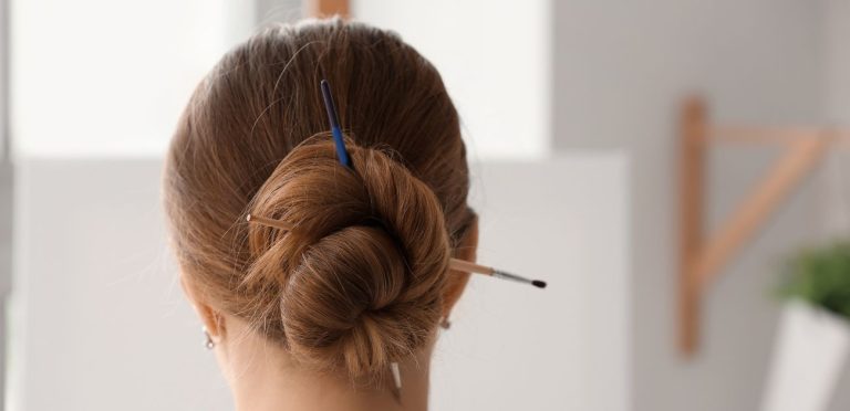 Wispy bangs : la frange tendance et rajeunissante de l’été 2025