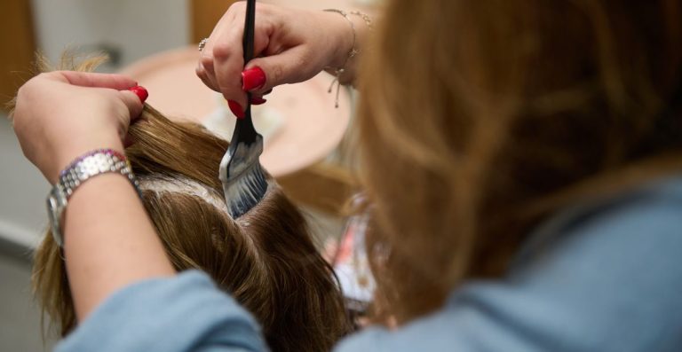 La coloration rajeunissante qui “lifte les traits” après 50 ans