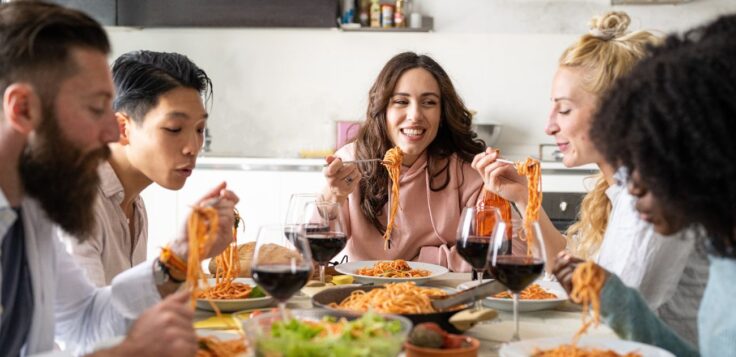 Bonnes manières à table : comment bien tenir ses couverts