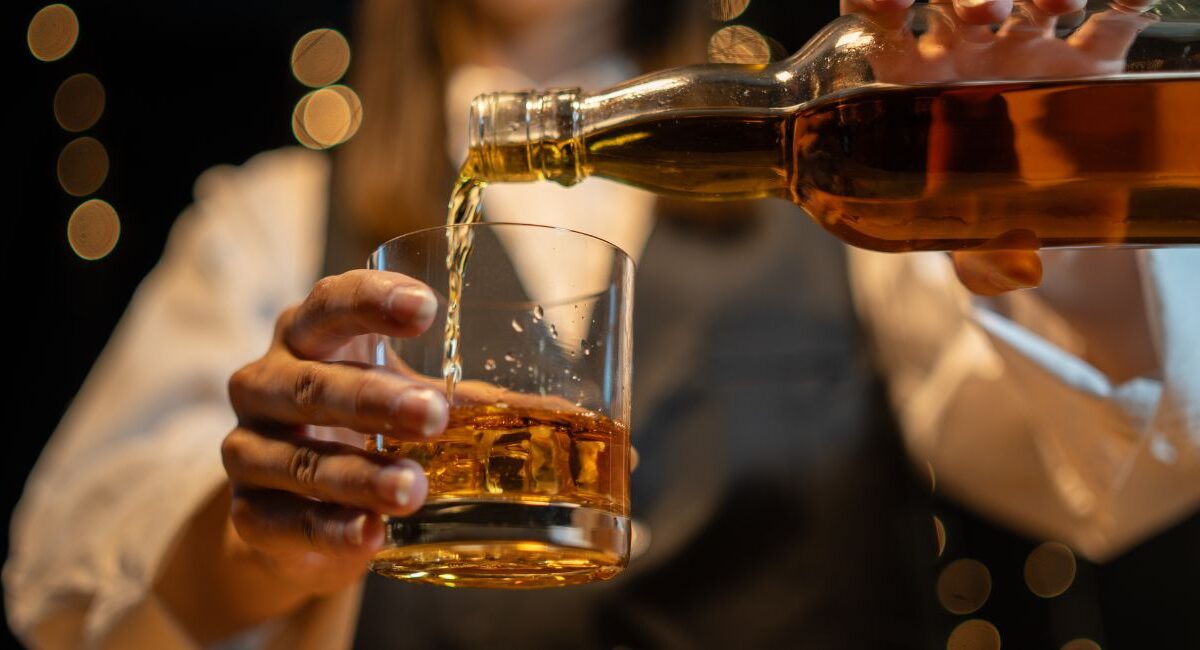 25 morts après avoir bu de l’alcool frelaté contenant du méthanol ...