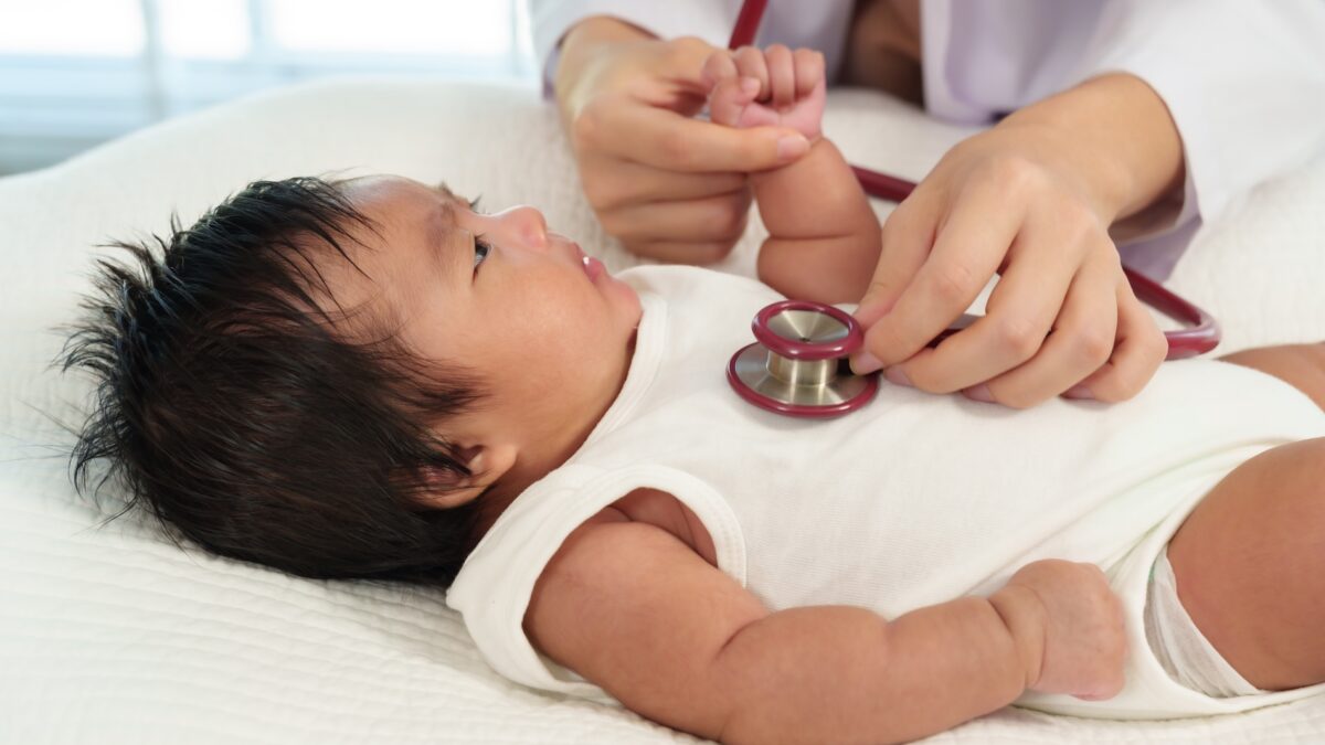 Bronchite ou bronchiolite ? Le signe n°1 à repérer chez l'enfant
