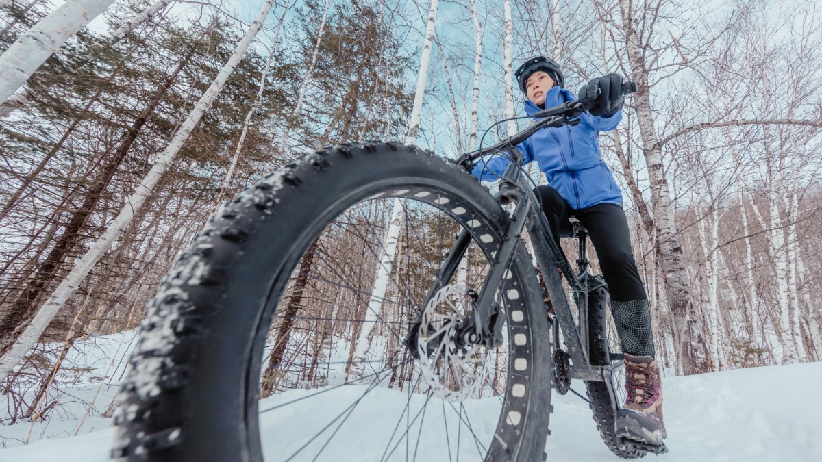 Pneus neige vélo : ce que dit la loi en hiver
