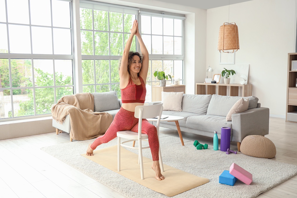 Yoga sur chaise : la meilleure séance pour renforcer ses abdominaux
